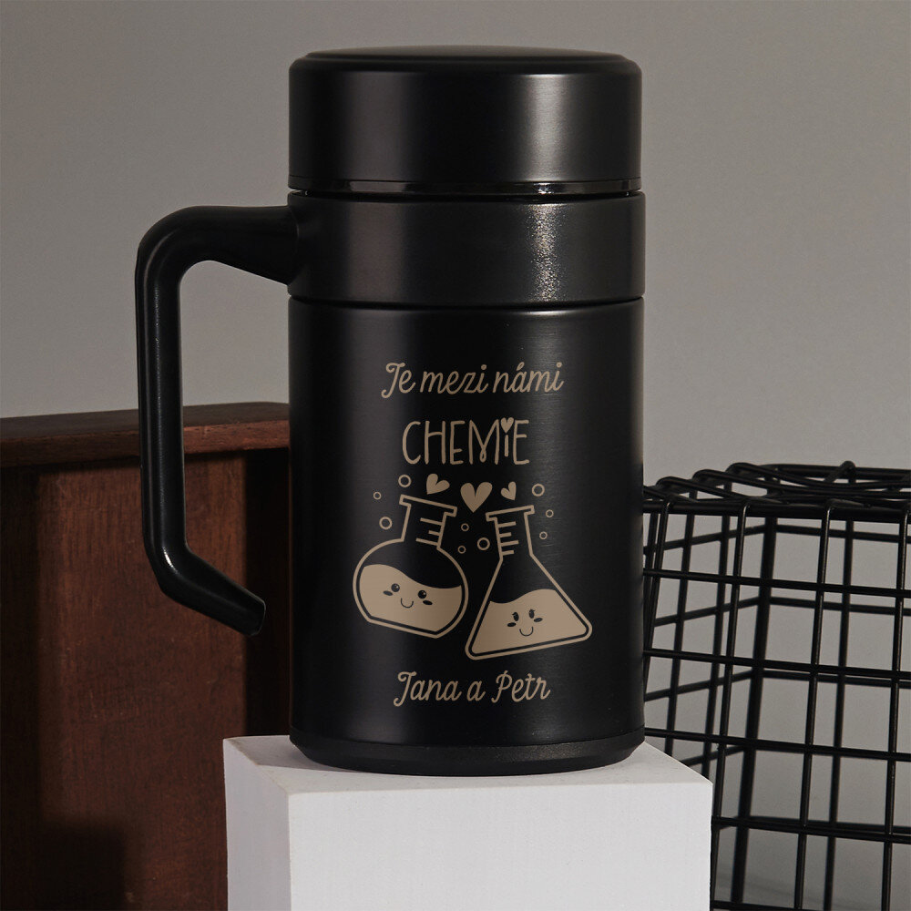 Je mezi námi chemie - Termohrnek s uchem - MyGift.cz