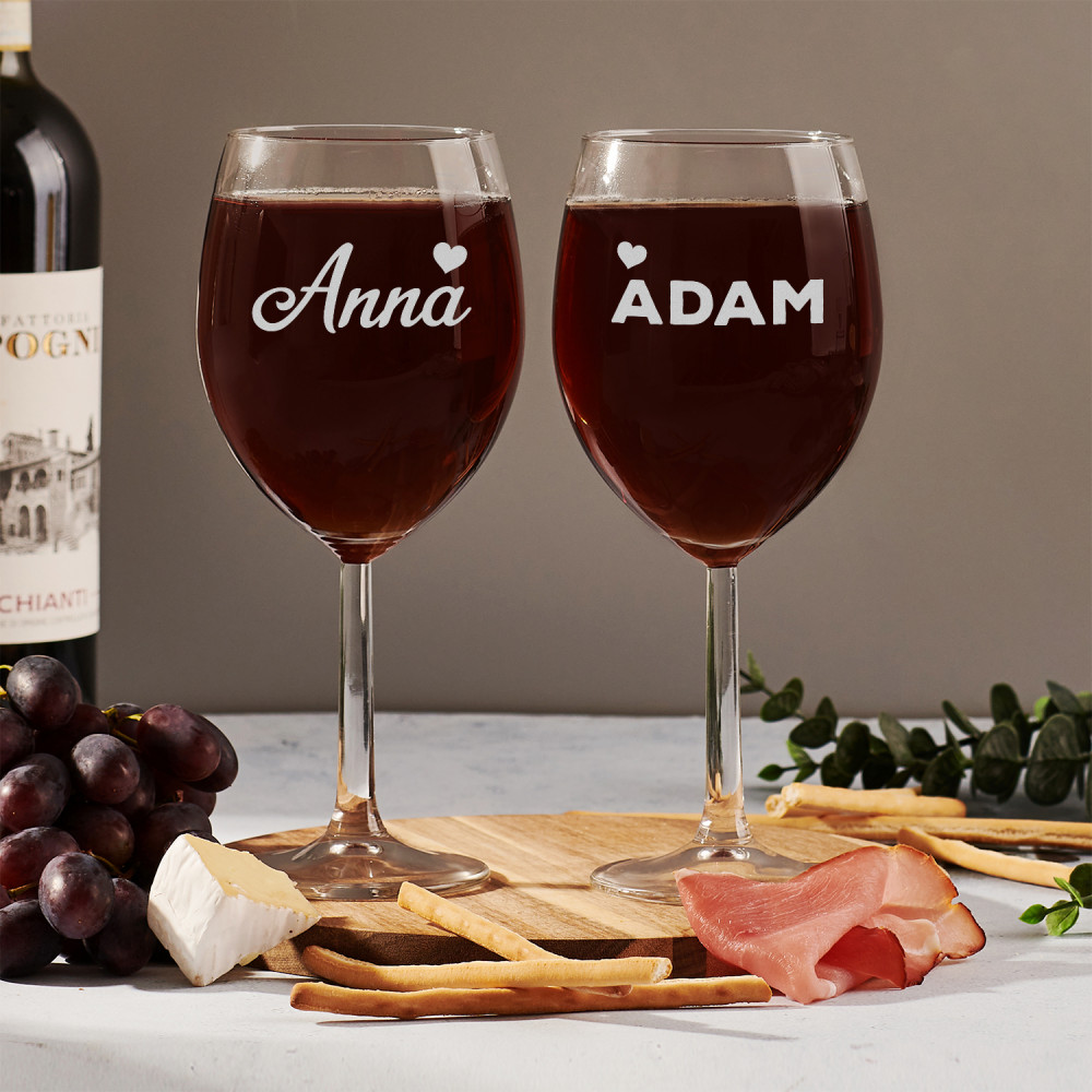 Ona a On - Dvě gravírované sklenice na víno - MyGift.cz
